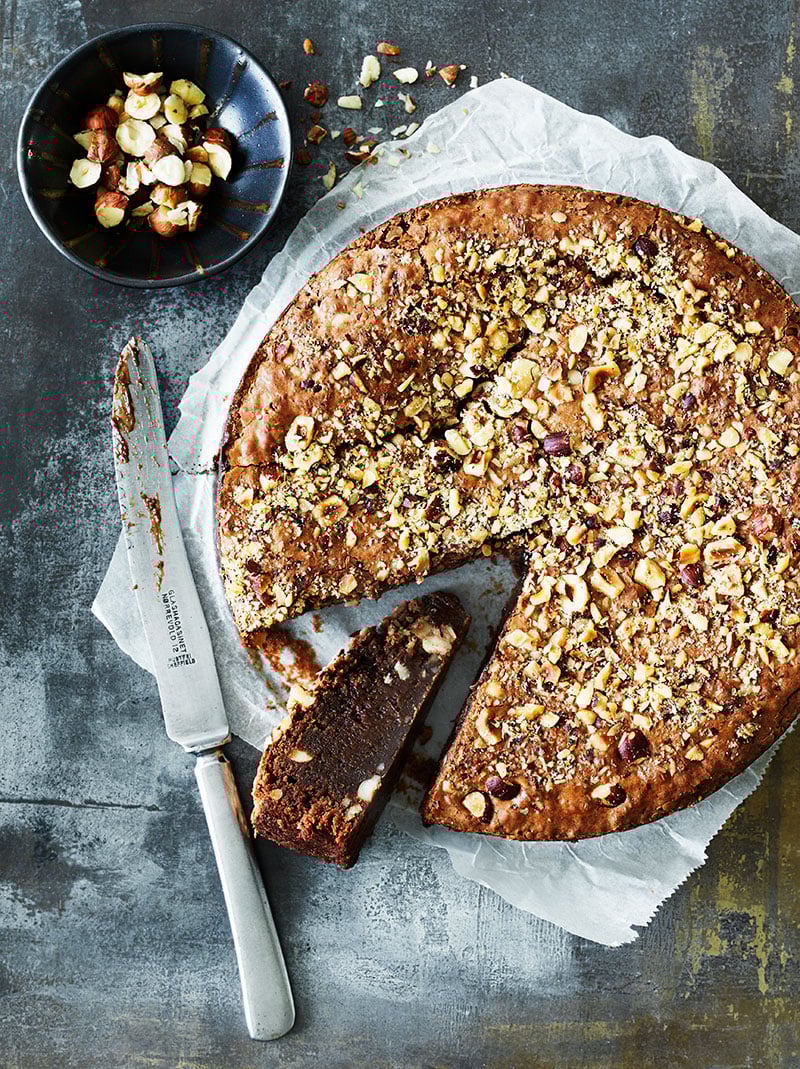 Recept: Mörk choklad­kaka med ­hasselnötter - Hus & Hem